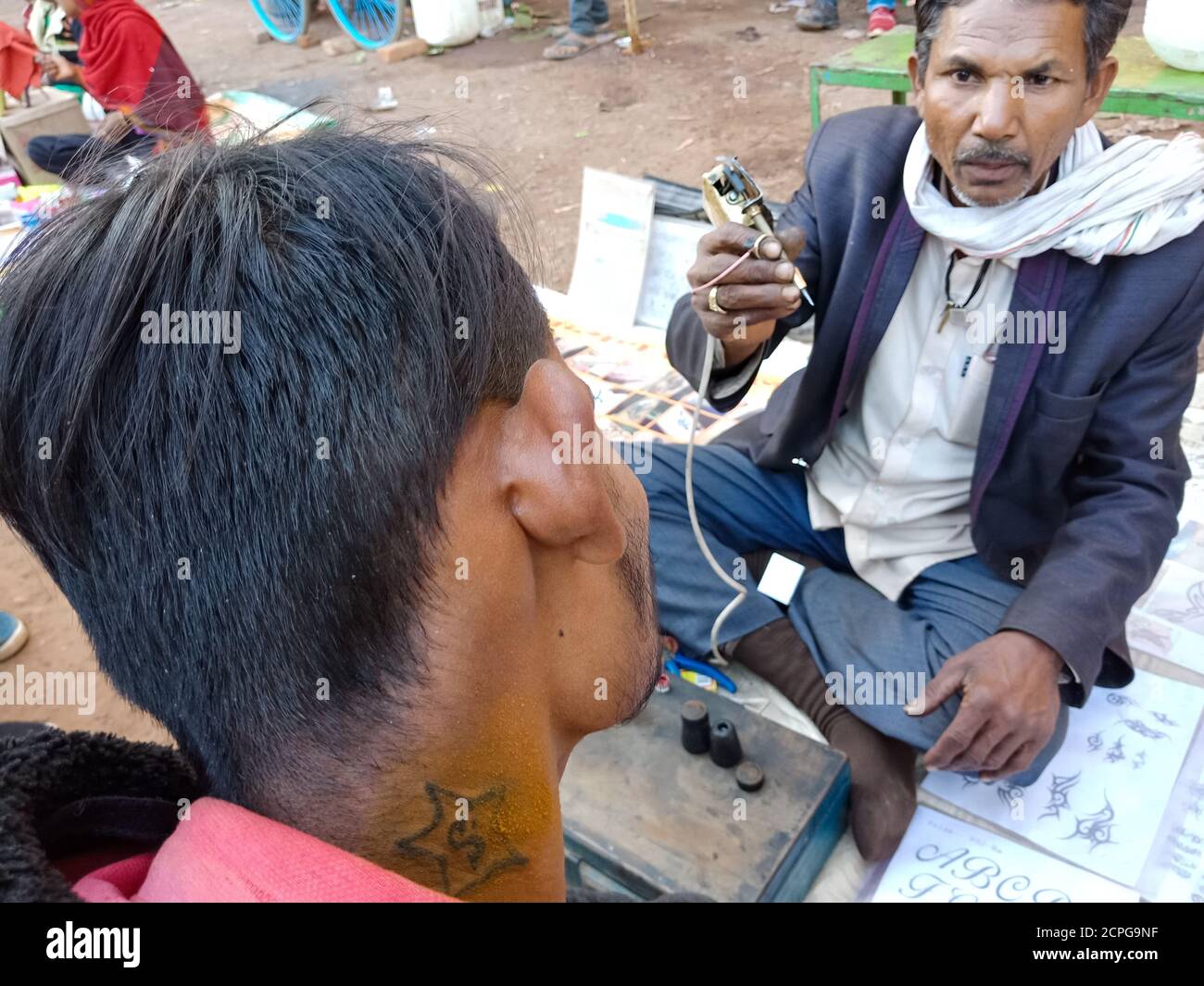 DISTRICT KATNI, INDIA - JANUARY 21, 2020: Indian poor artist making ...