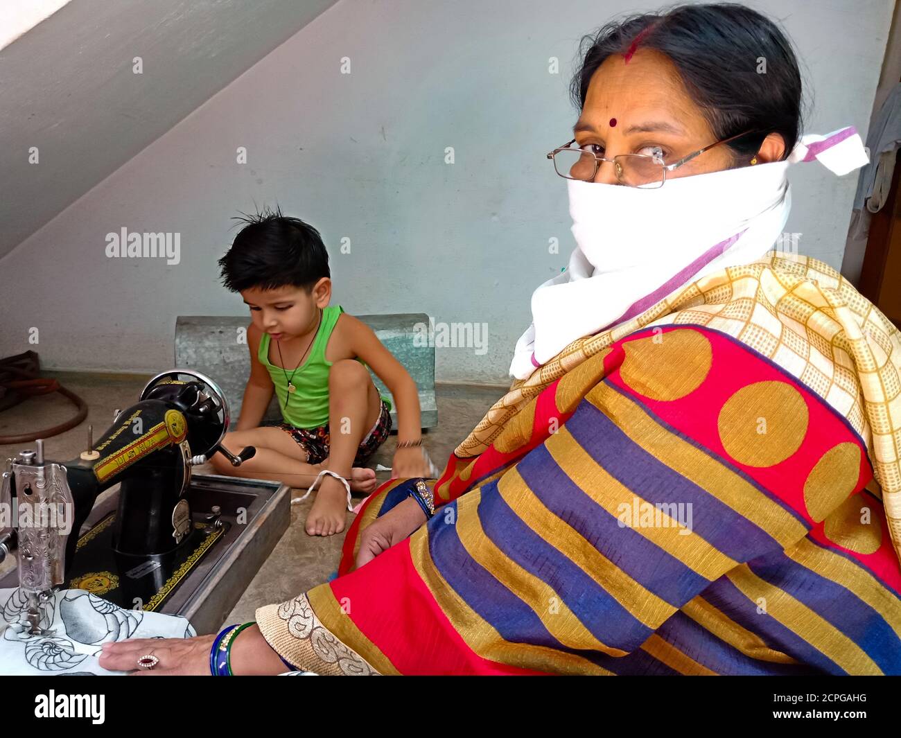 Woman stitching face mask india hi-res stock photography and images - Alamy