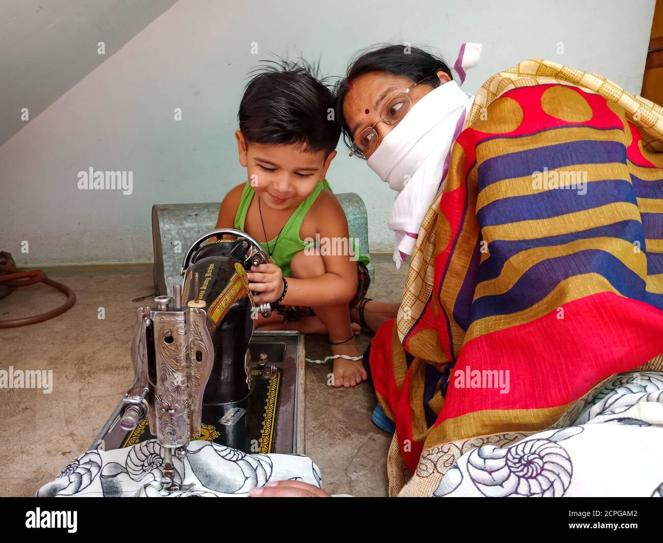 Woman stitching face mask india hi-res stock photography and images - Alamy