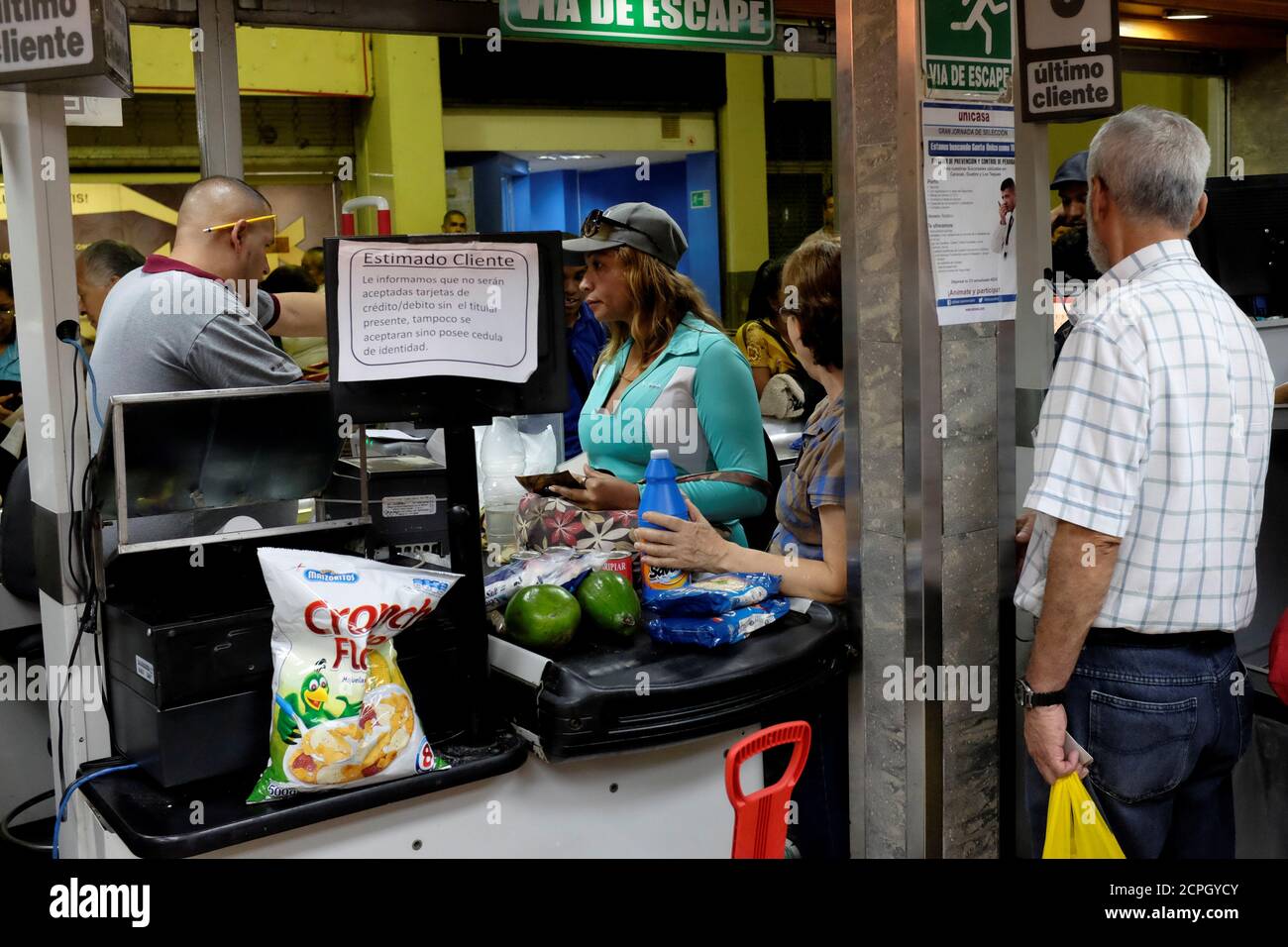 Cashier queue hi-res stock photography and images - Alamy
