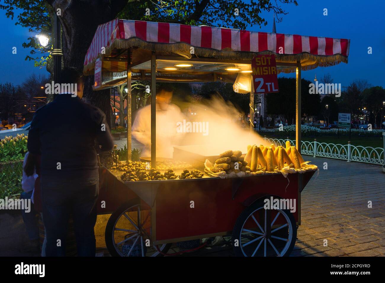 Turkey, Istanbul, Sultanahmet, vending cart, corn Stock Photo - Alamy