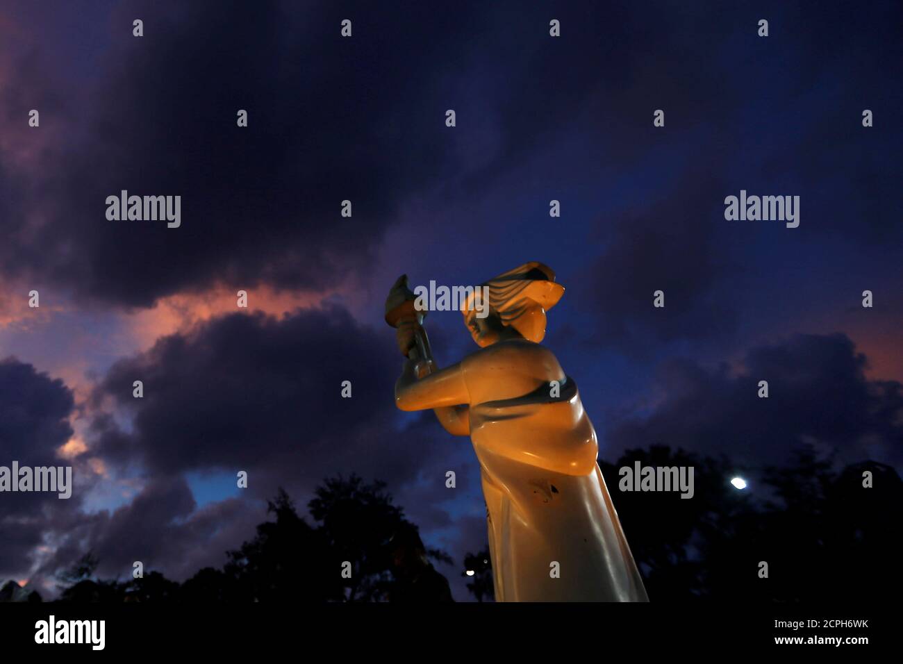 1989 goddess of democracy statue hi-res stock photography and images ...