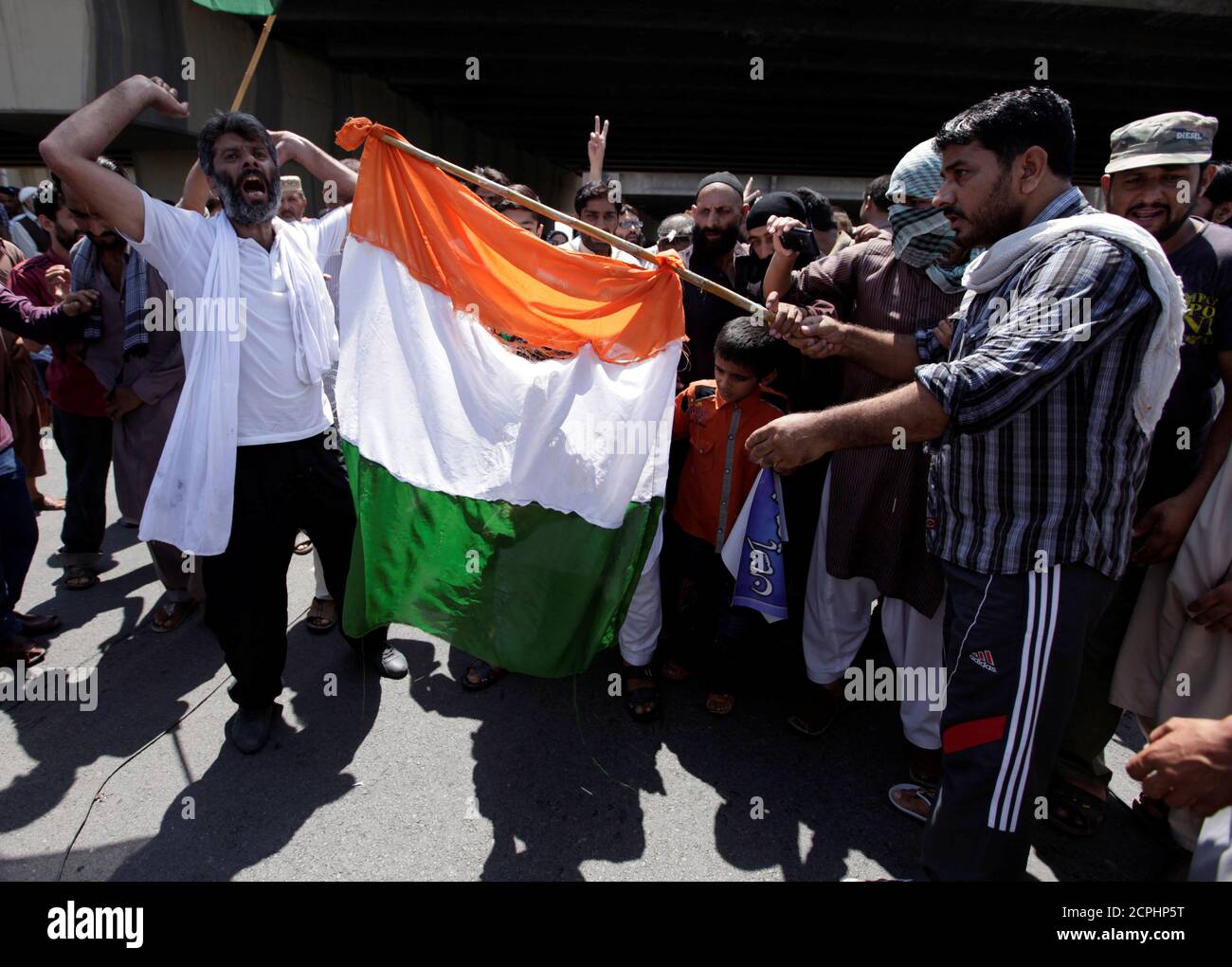 Pakistan flag burn hi-res stock photography and images - Alamy
