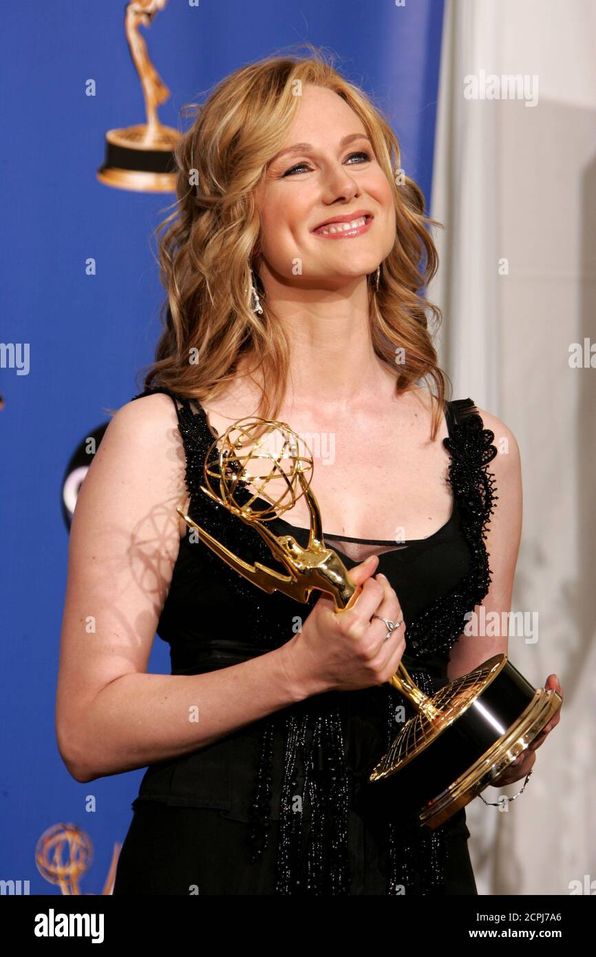 Laura linney emmy hi-res stock photography and images - Alamy