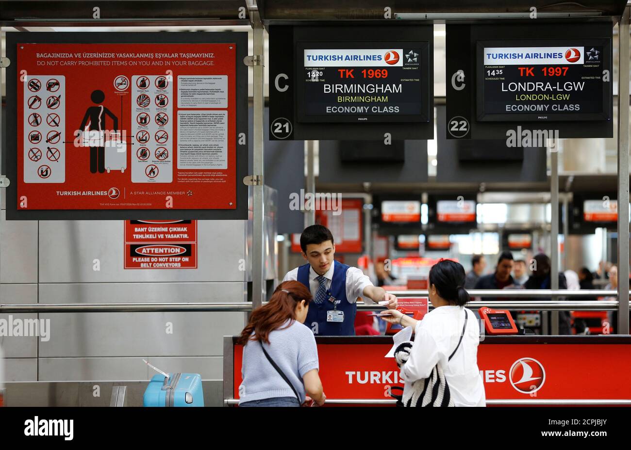 Airlines counter hi-res stock photography and images - Alamy