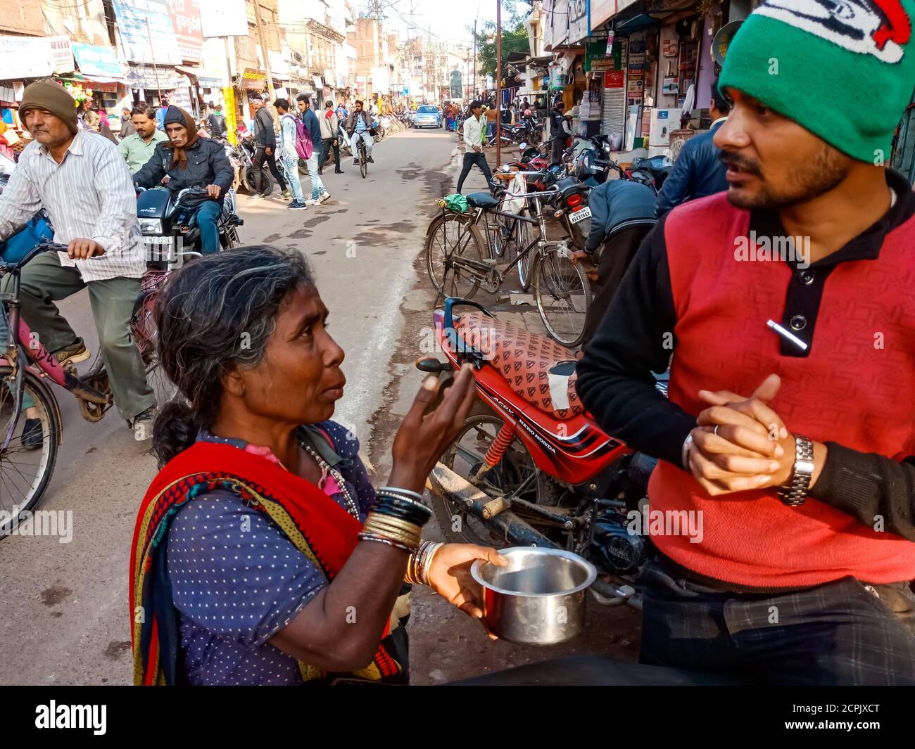 Begging kids india hi-res stock photography and images - Alamy