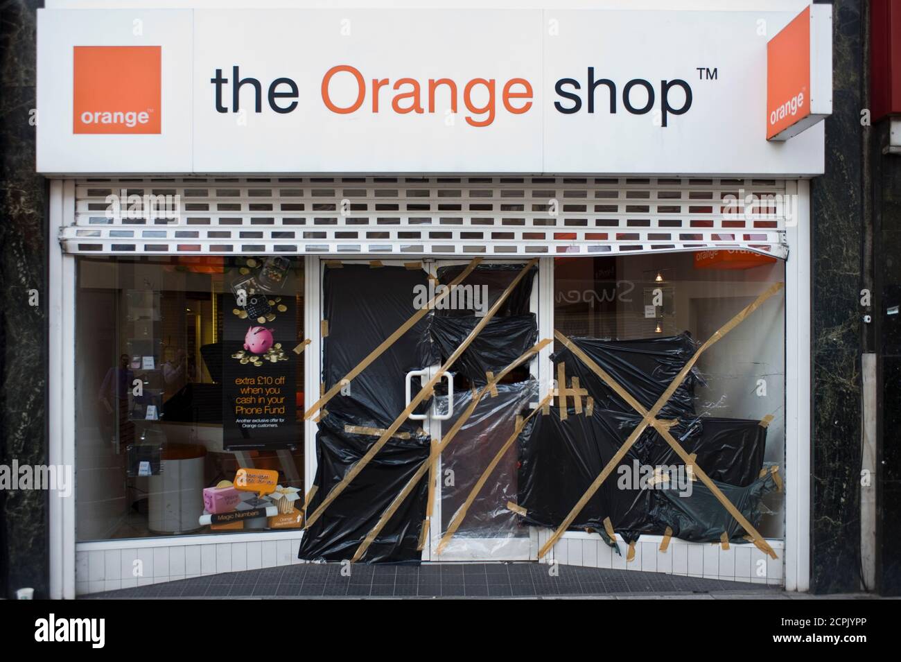 Smashed shop windows hi-res stock photography and images - Alamy