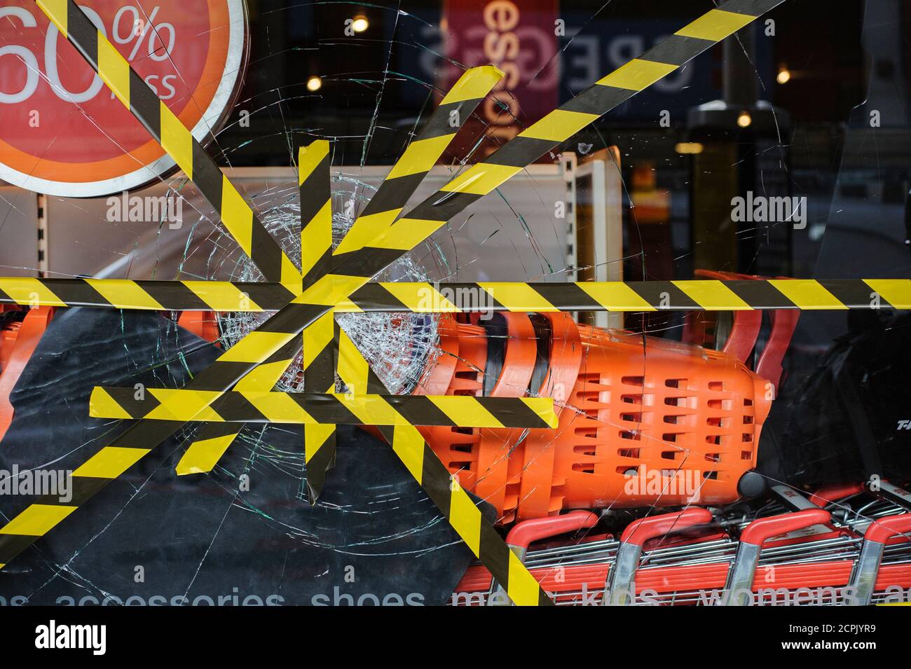 England riot looting shop hi-res stock photography and images - Alamy