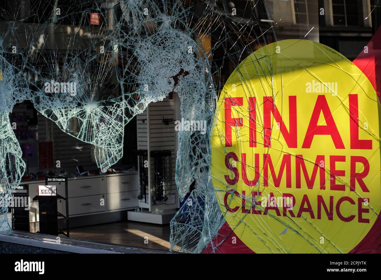 England riot looting shop hi-res stock photography and images - Alamy