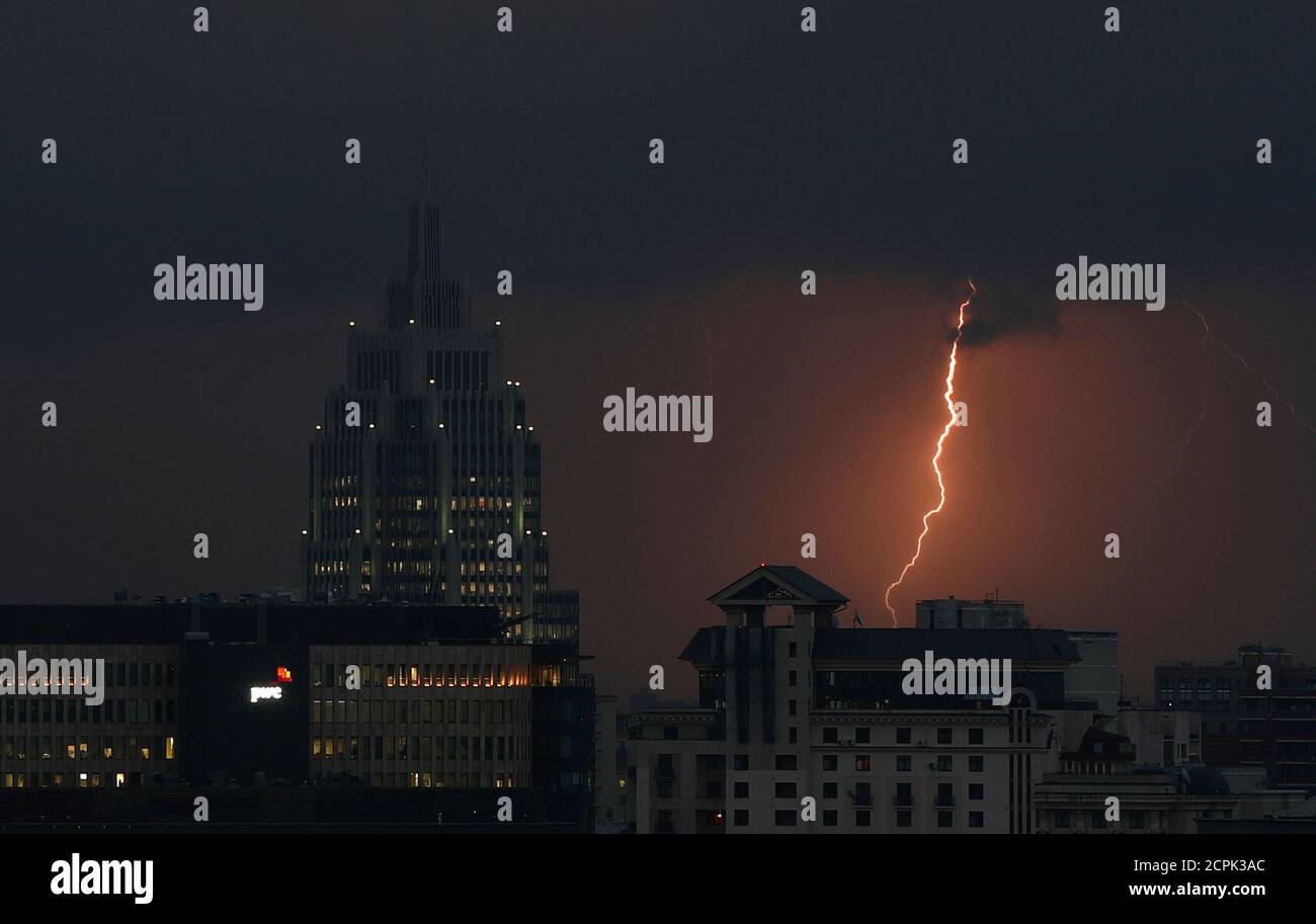 Streak of lightning hi-res stock photography and images - Alamy