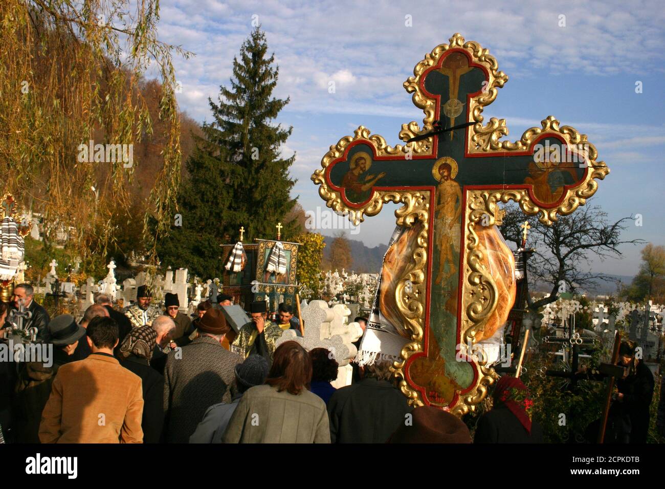 Funeral service at an Orthodox cemetery in Romania Stock Photo - Alamy