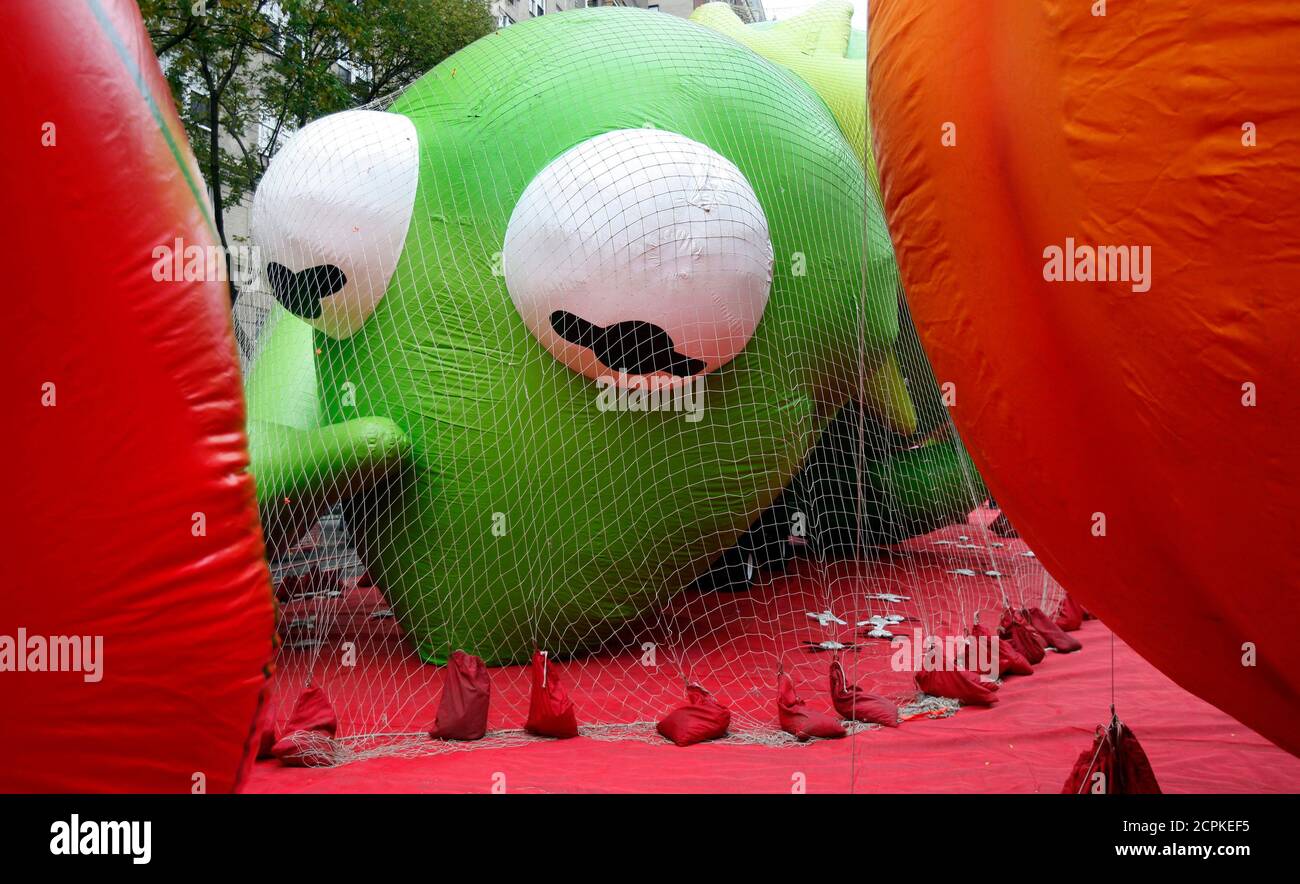 Macys thanksgiving day parade kermit hi-res stock photography and ...