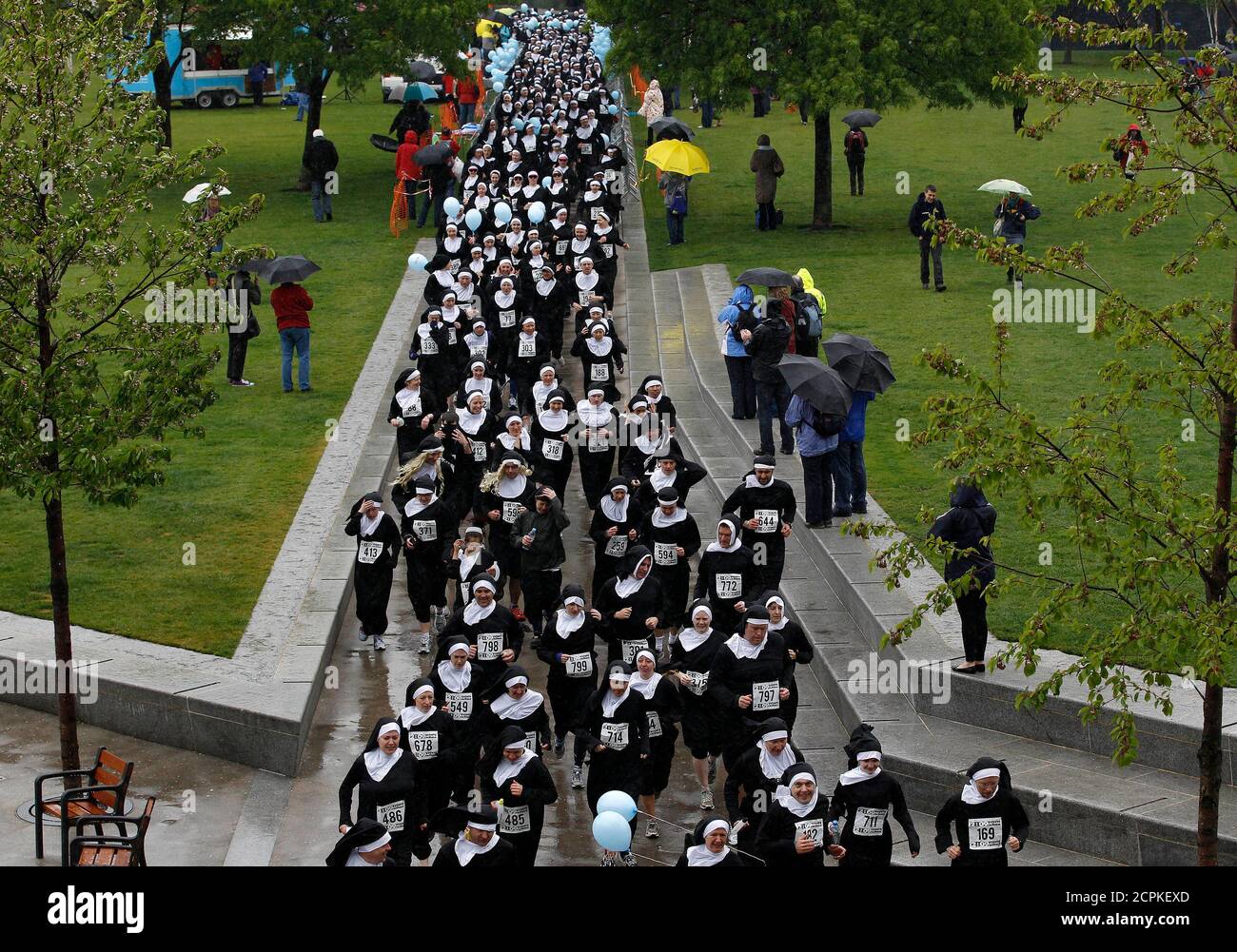 Second 2 nun hi-res stock photography and images - Alamy