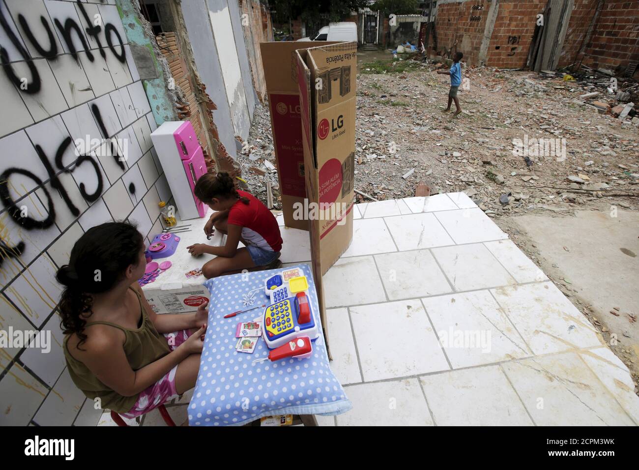 Poor children in slum favela hi-res stock photography and images - Alamy
