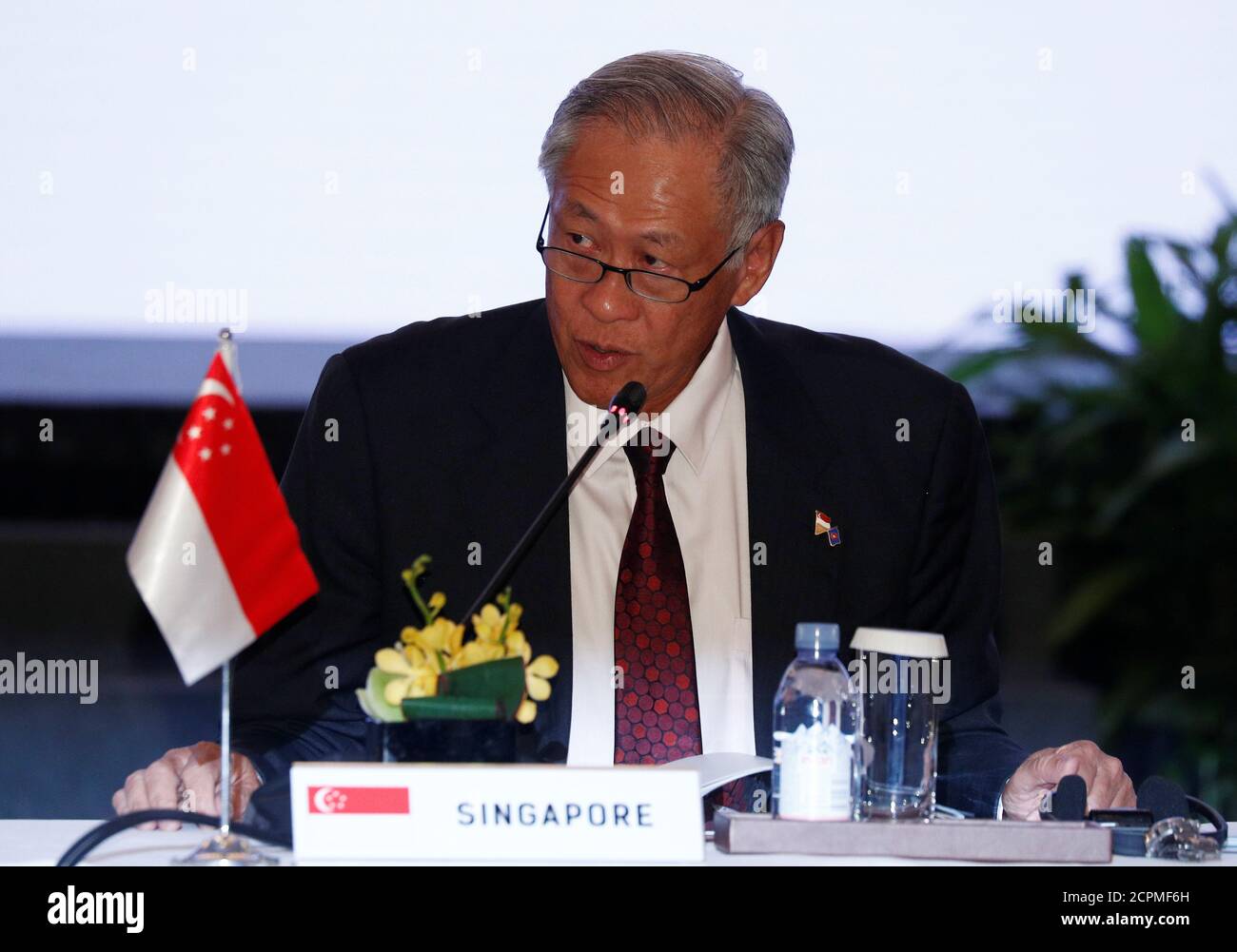 Singapores minister of defense ng eng hen hi-res stock photography and ...