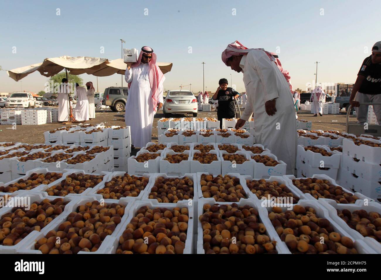 Saudi arabia fruit market hi-res stock photography and images - Alamy