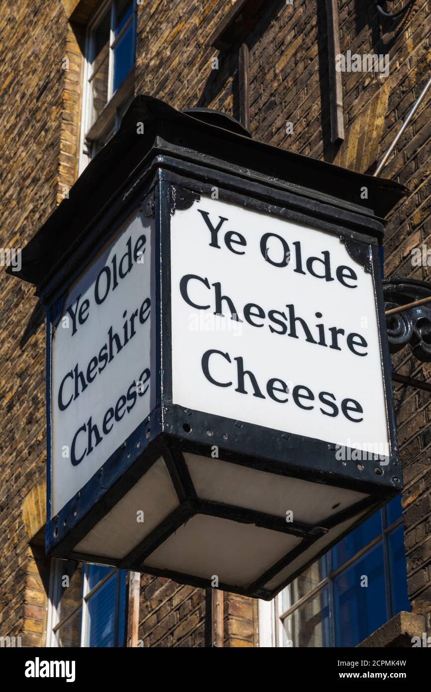 Ye olde english pub hi-res stock photography and images - Alamy