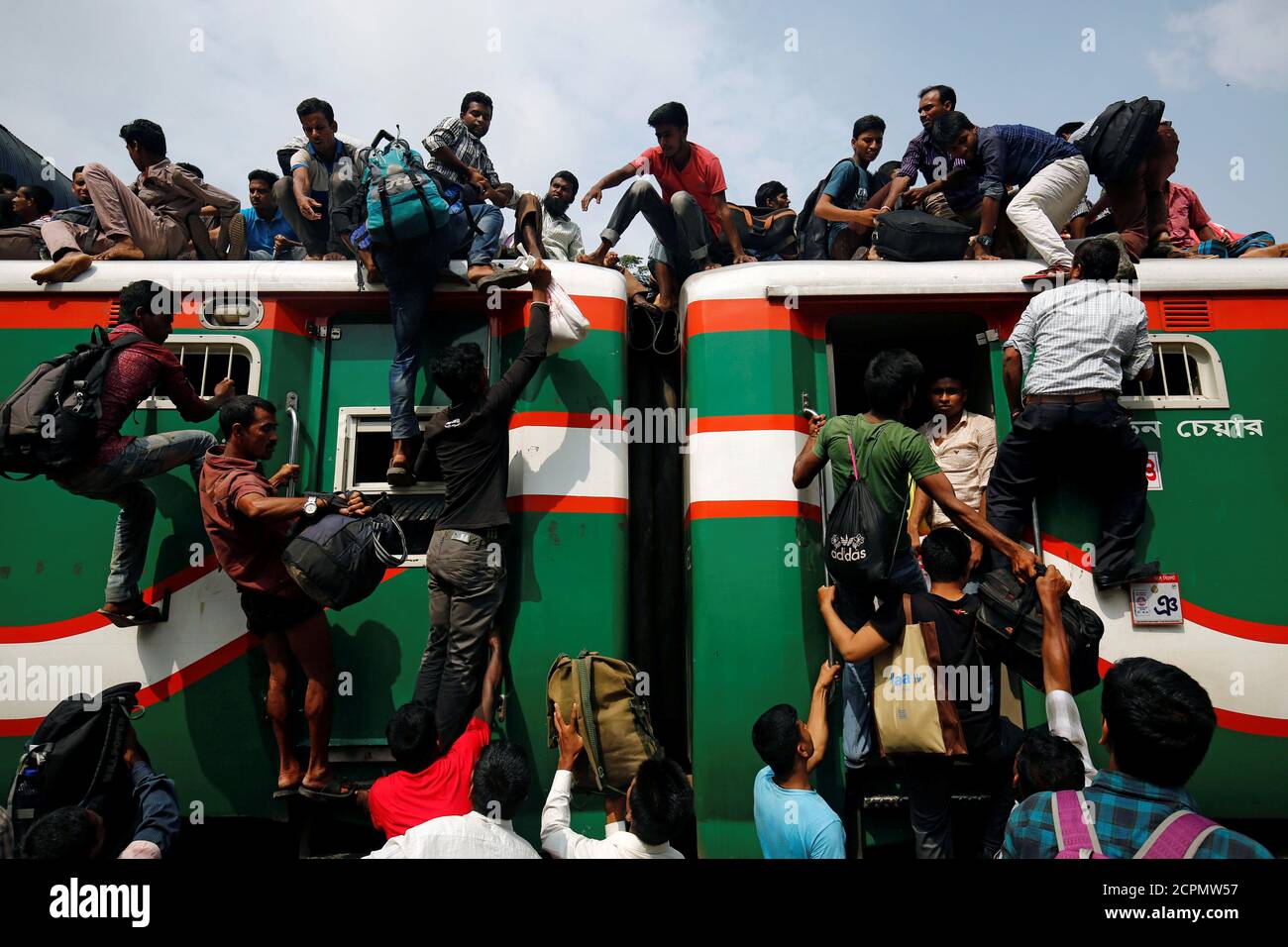 Overcrowded train bangladesh hi-res stock photography and images - Alamy