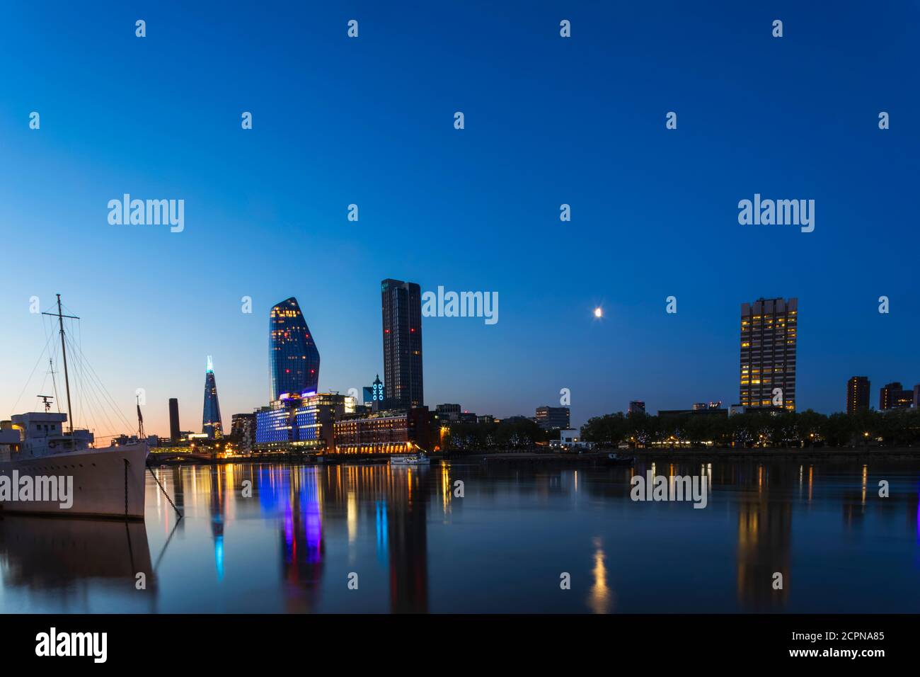London victoria embankment hi-res stock photography and images - Alamy