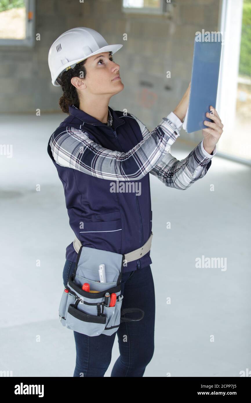 a woman builder holds a clipboard Stock Photo - Alamy
