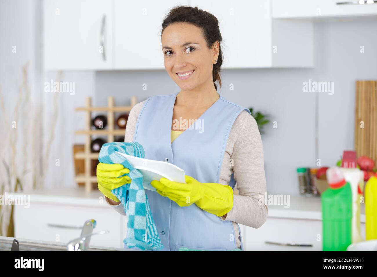 woman washing dishes in the kitchen Stock Photo - Alamy