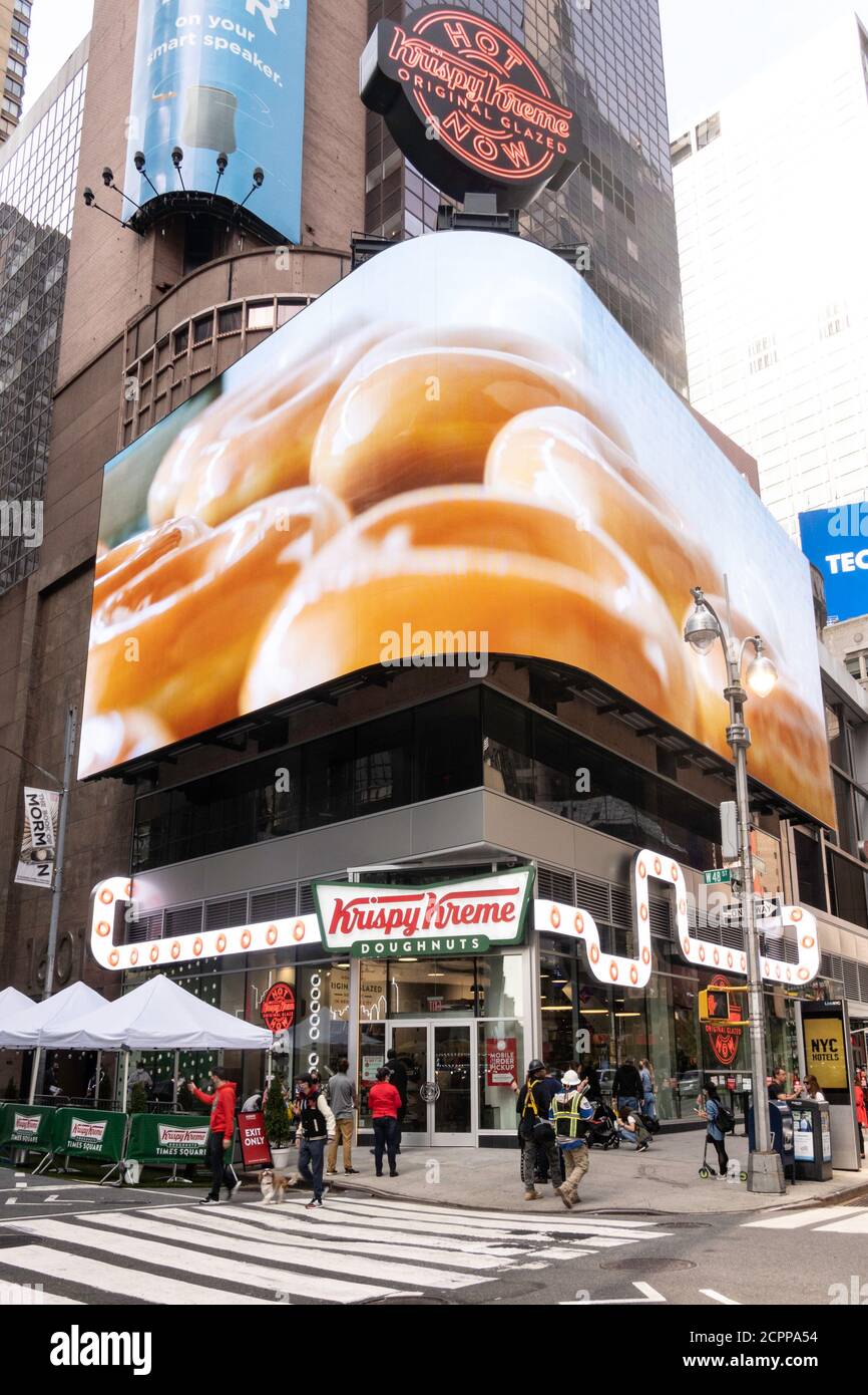 Exterior krispy kreme doughnut store hi-res stock photography and ...