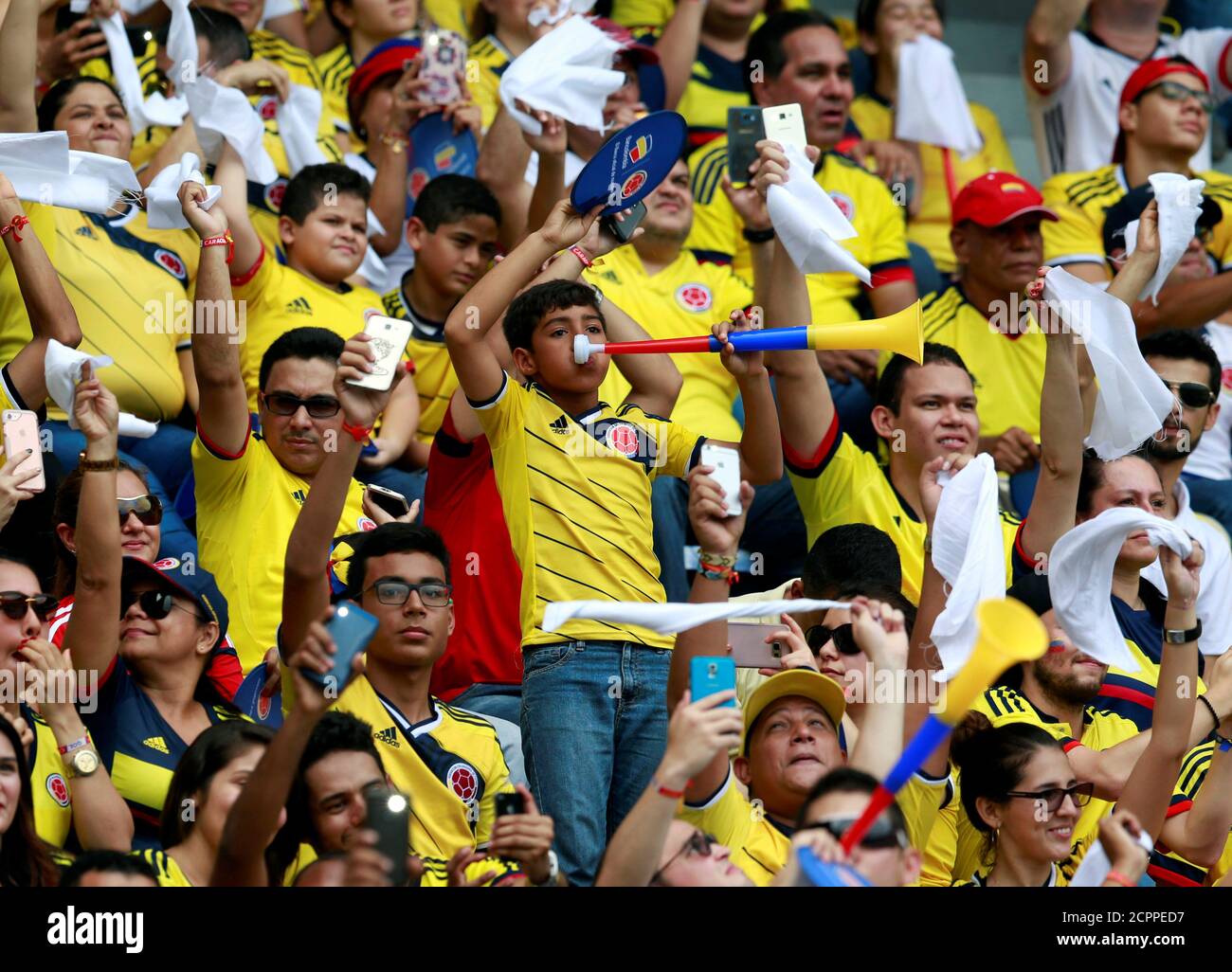 2018 football worldcup fans cheer hi-res stock photography and images ...