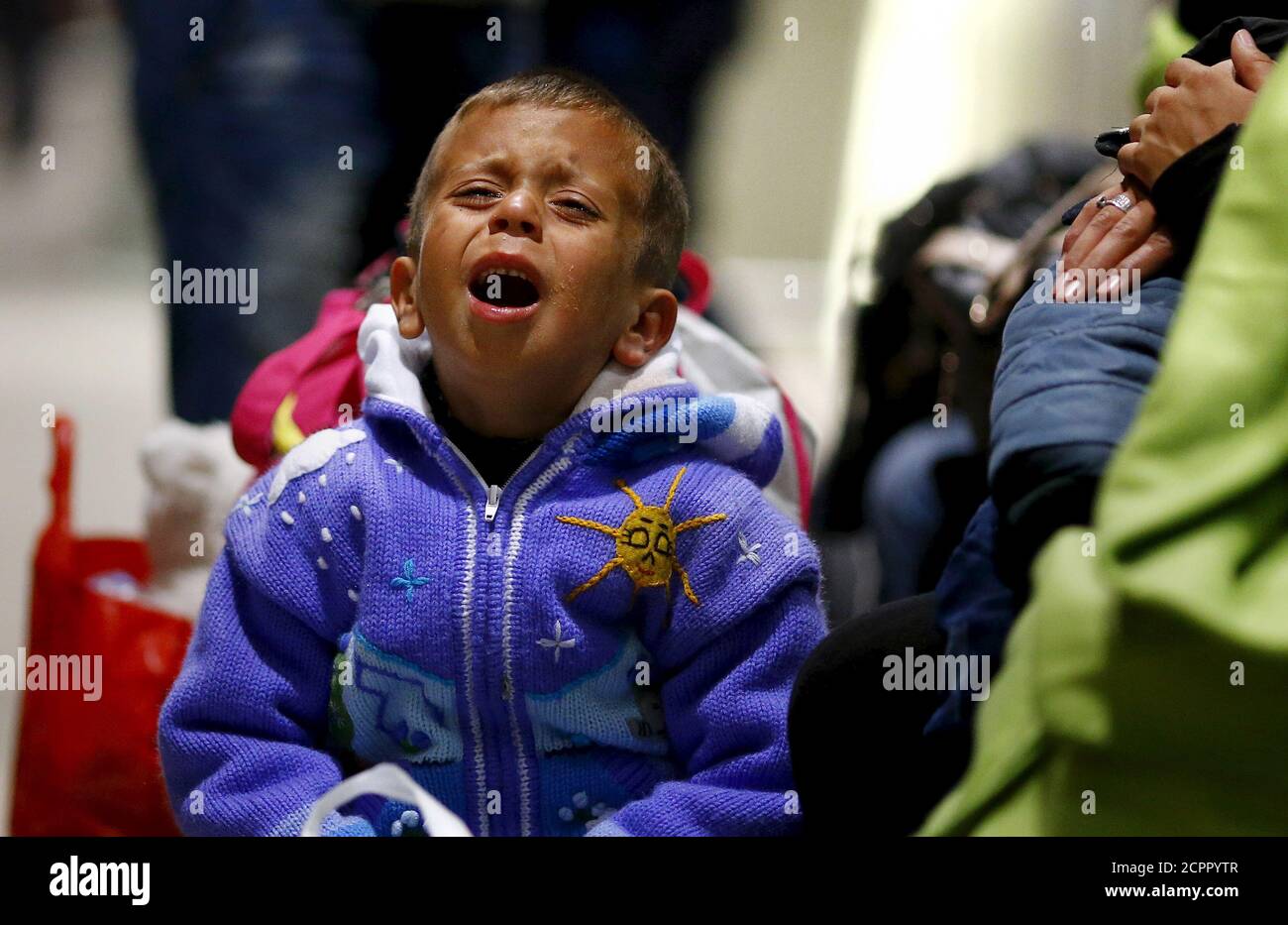 Syrian refugees train station keleti hi-res stock photography and ...