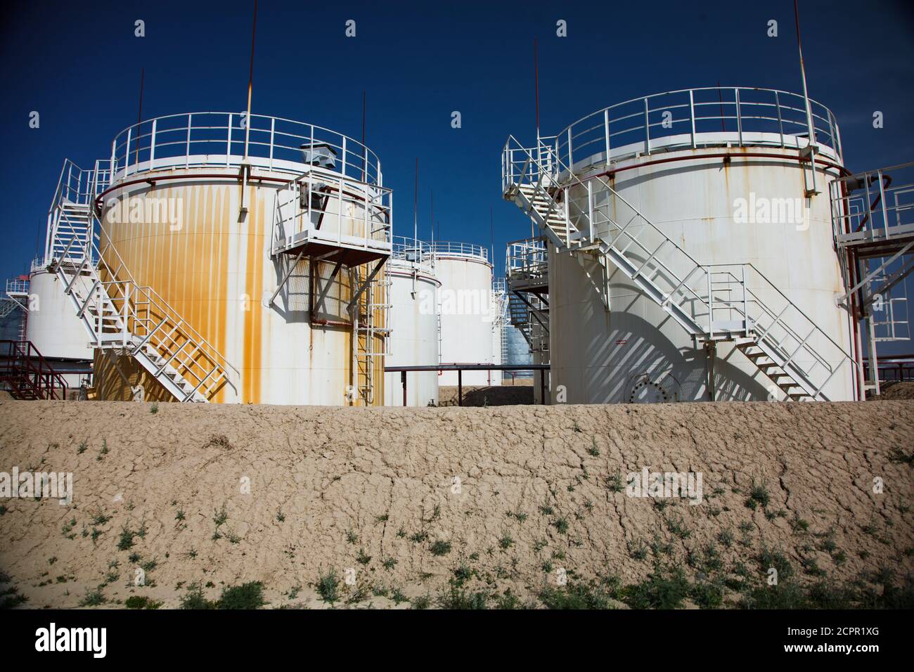 Tanks in the sun hi-res stock photography and images - Alamy