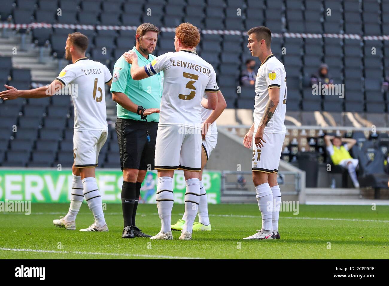 Brett huxtable referee hi-res stock photography and images - Alamy