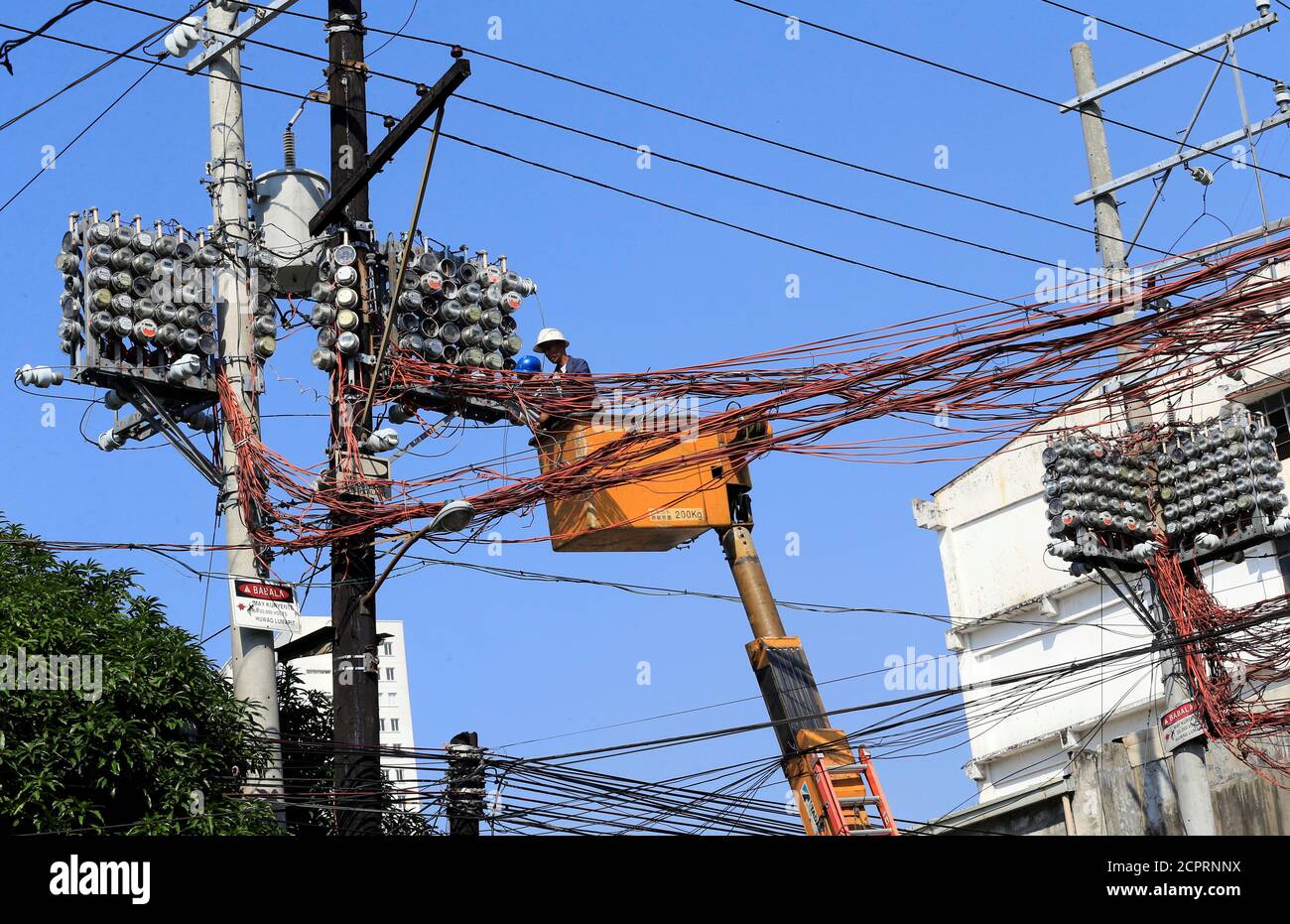 Electrical lineworkers hi-res stock photography and images - Alamy