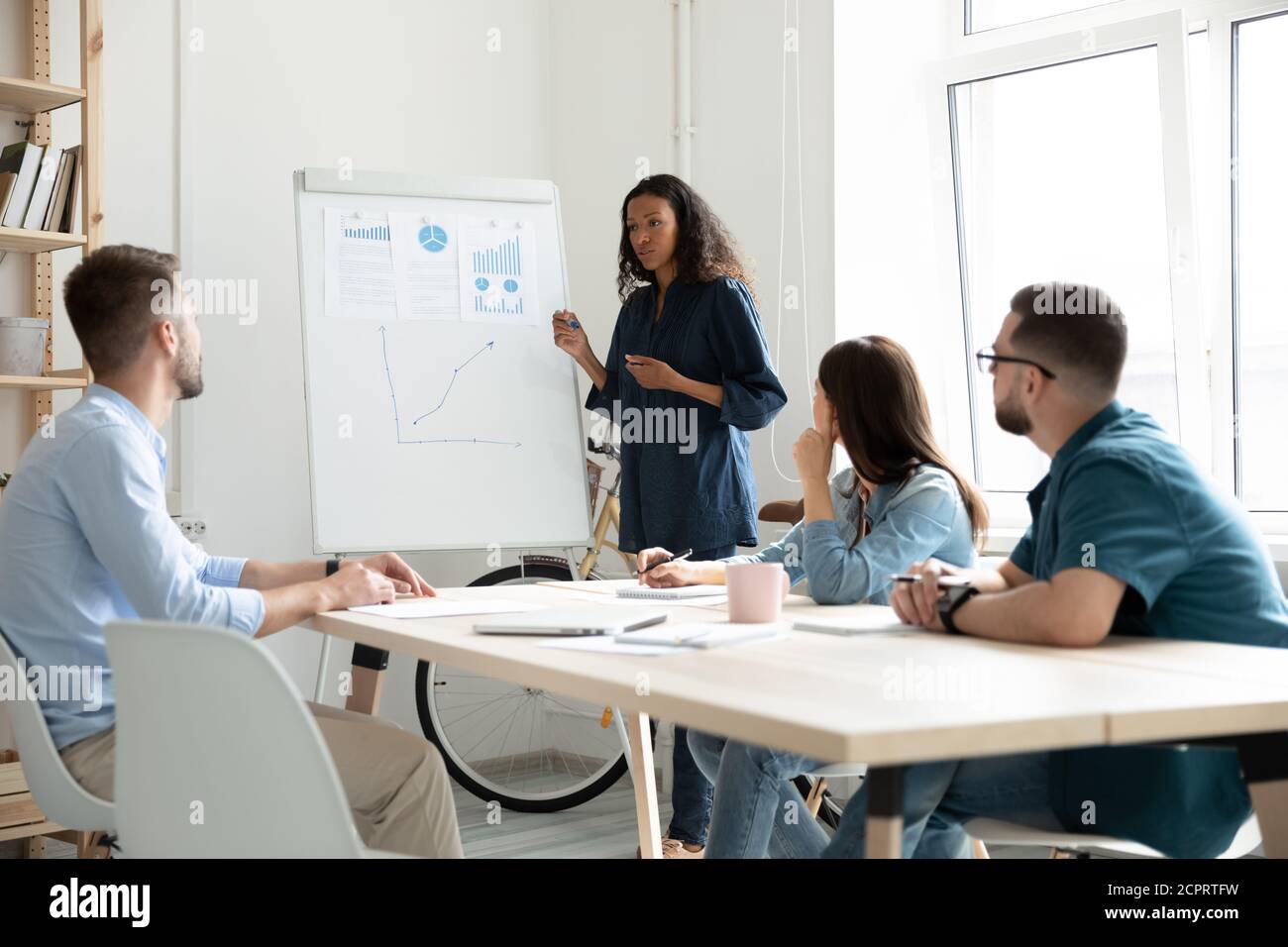 African american workshop training hi-res stock photography and images ...