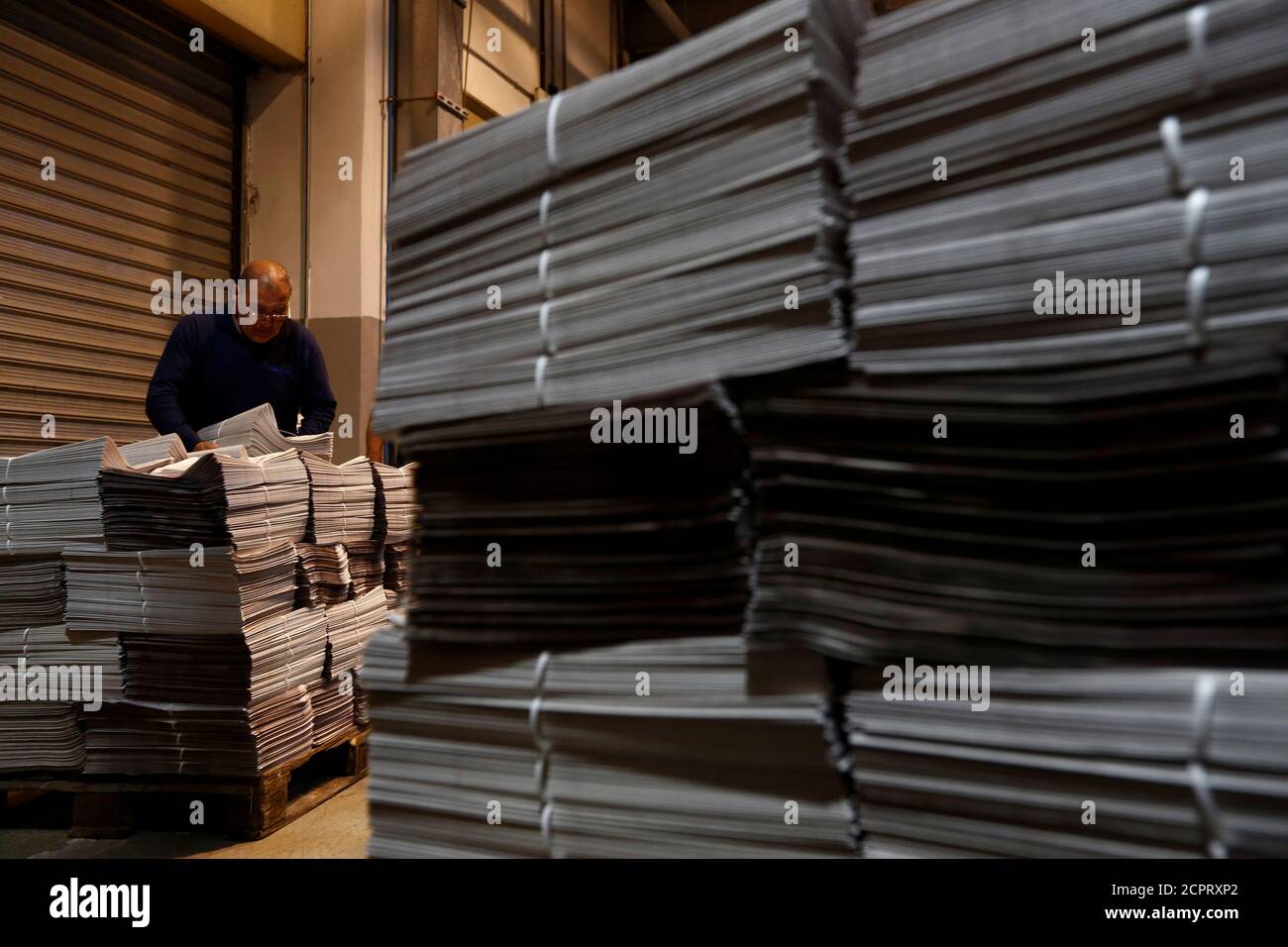 Newspaper worker printing press hi-res stock photography and images - Alamy