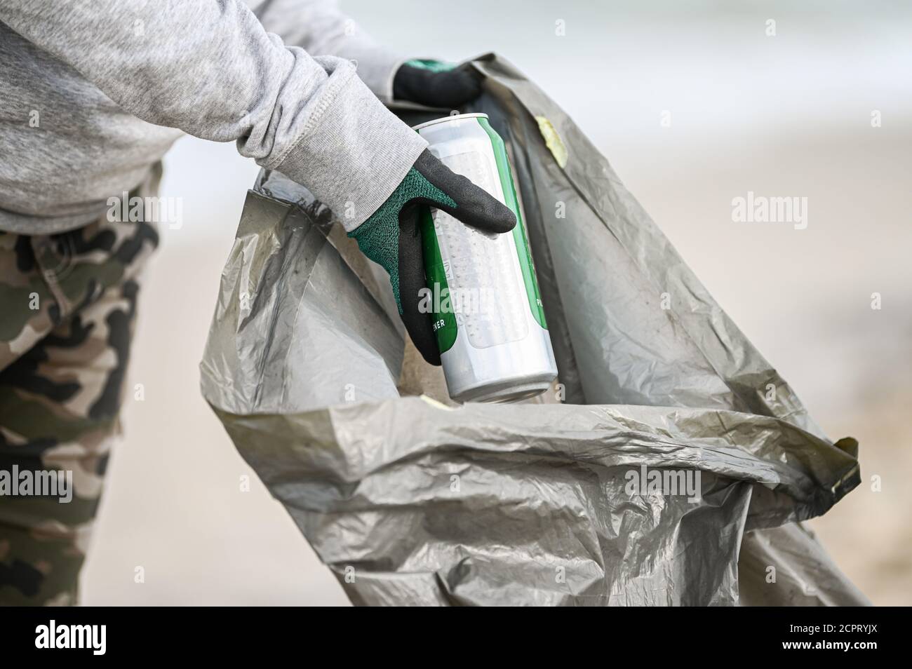 Hooksiel, Germany. 19th Sep, 2020. A beer can is packed into a garbage ...