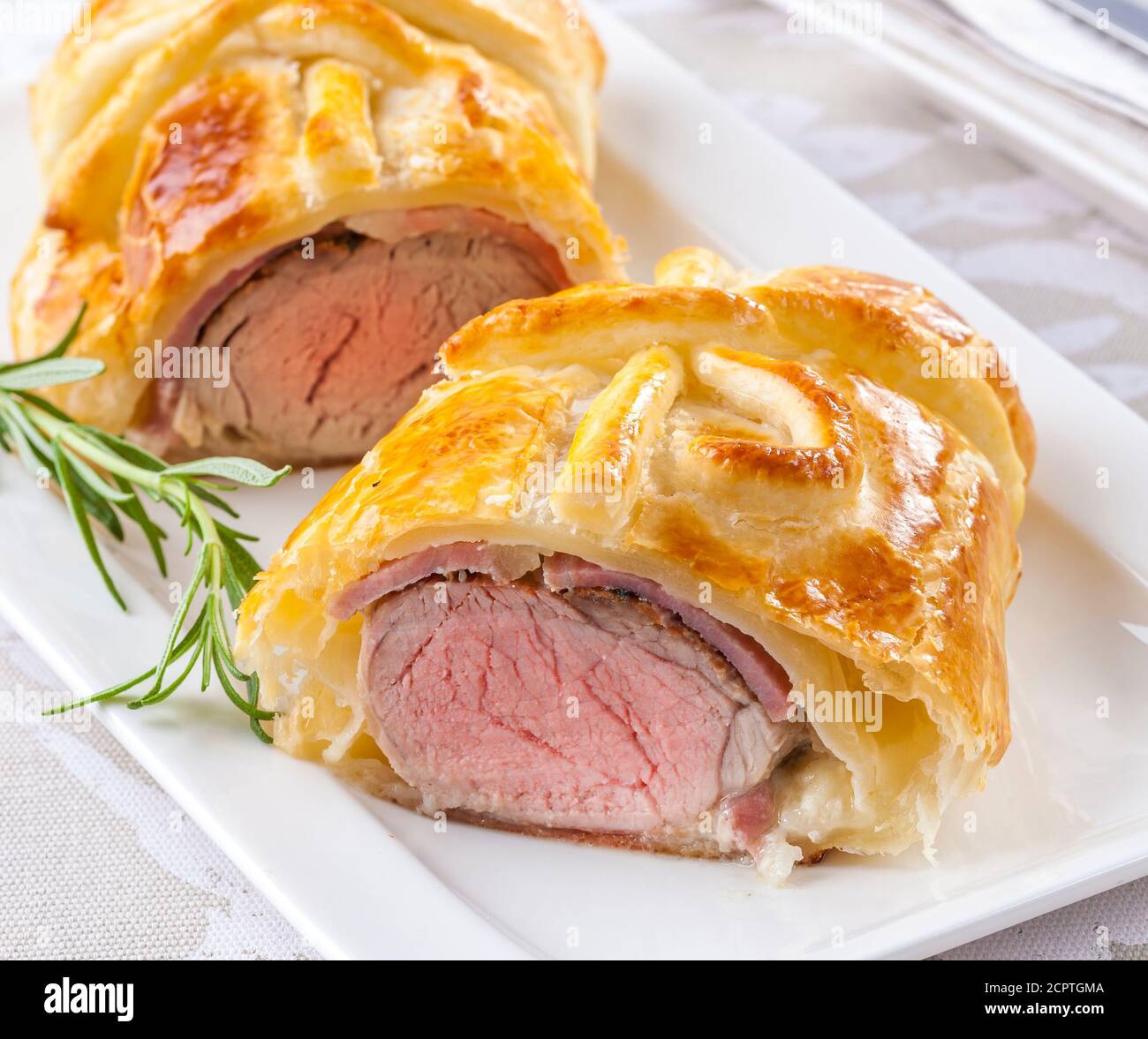Beef wellington puff pastry hi-res stock photography and images - Alamy