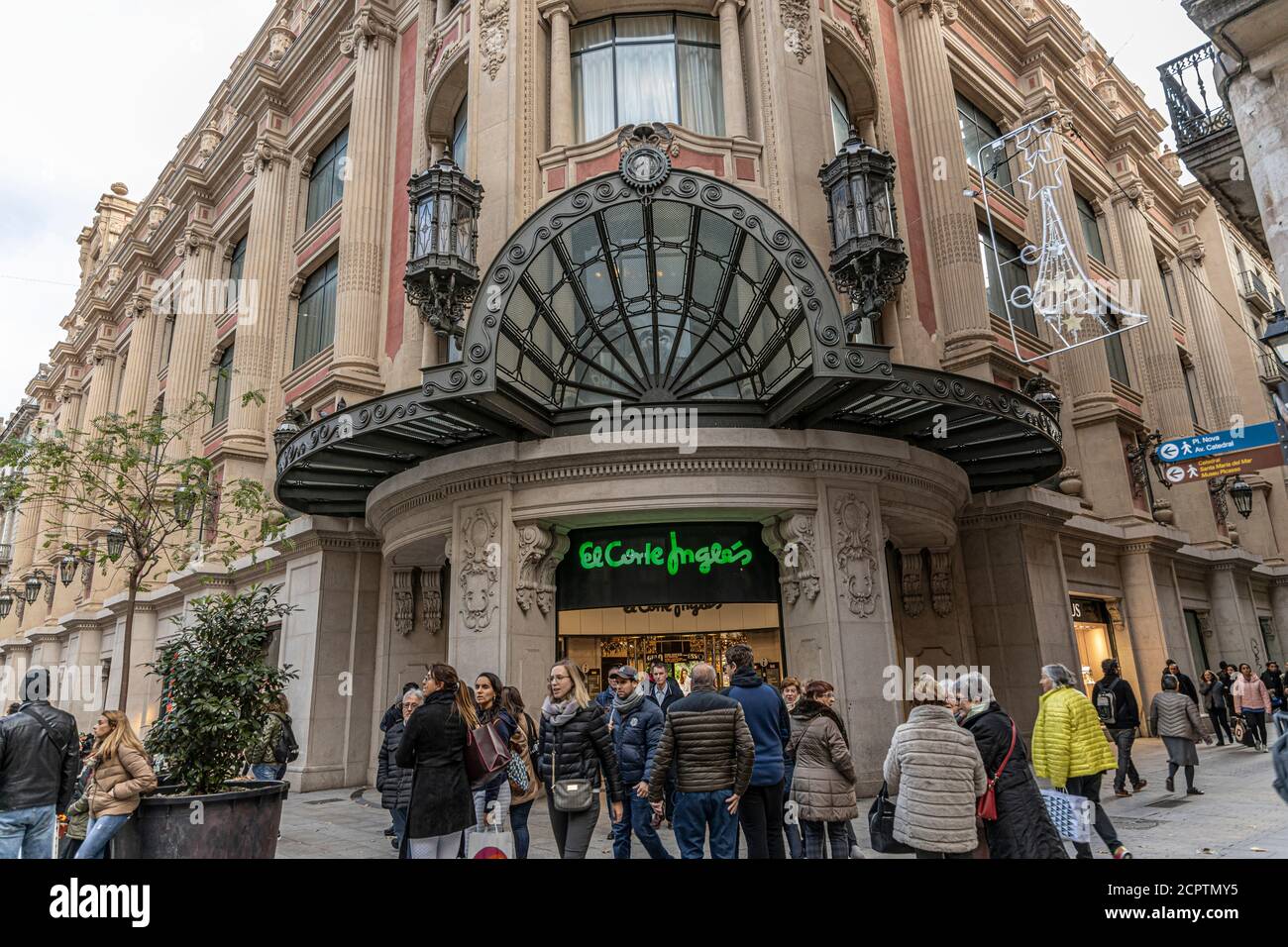 Spain shopping family hi-res stock photography and images - Alamy
