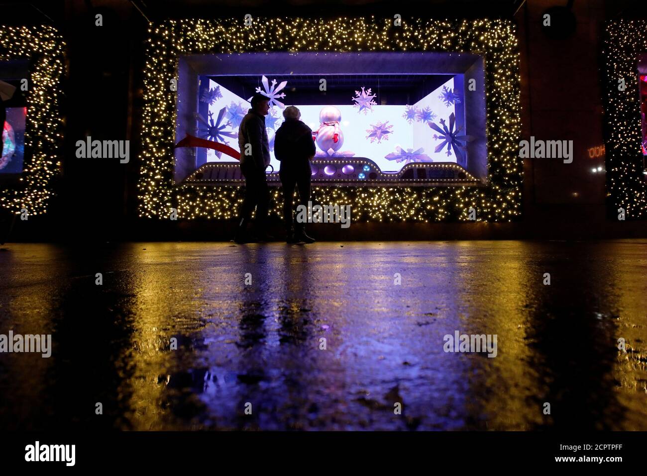 Holiday window displays new york city hi-res stock photography and images - Alamy