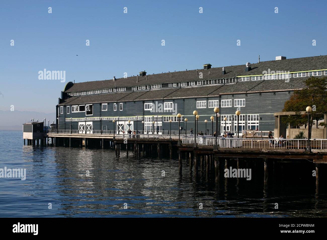 Building on wharf in the waterfront area of Seattle Stock Photo - Alamy