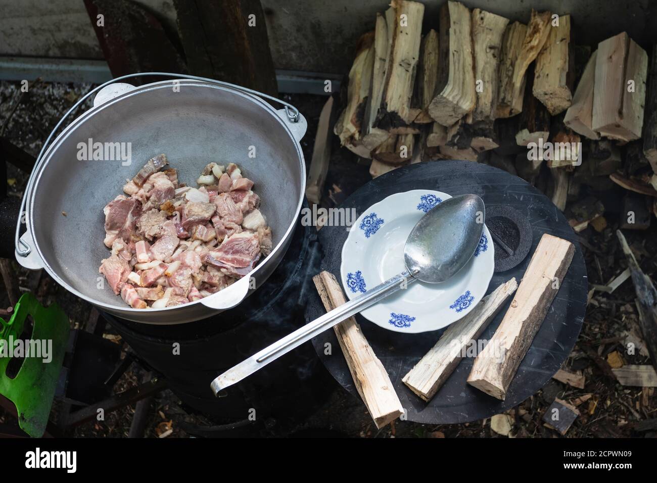 Open air cooking cook dinner hi-res stock photography and images - Alamy