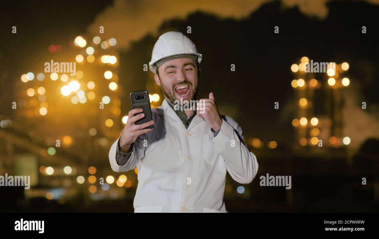 Engineer taking a selfie smiling at oil refinery Stock Photo - Alamy