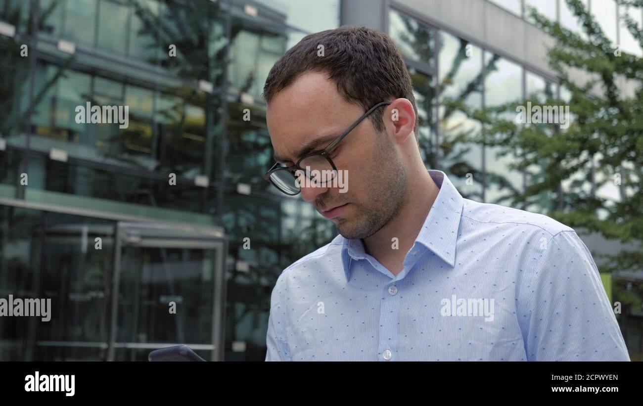 Crowd reading phone hi-res stock photography and images - Alamy
