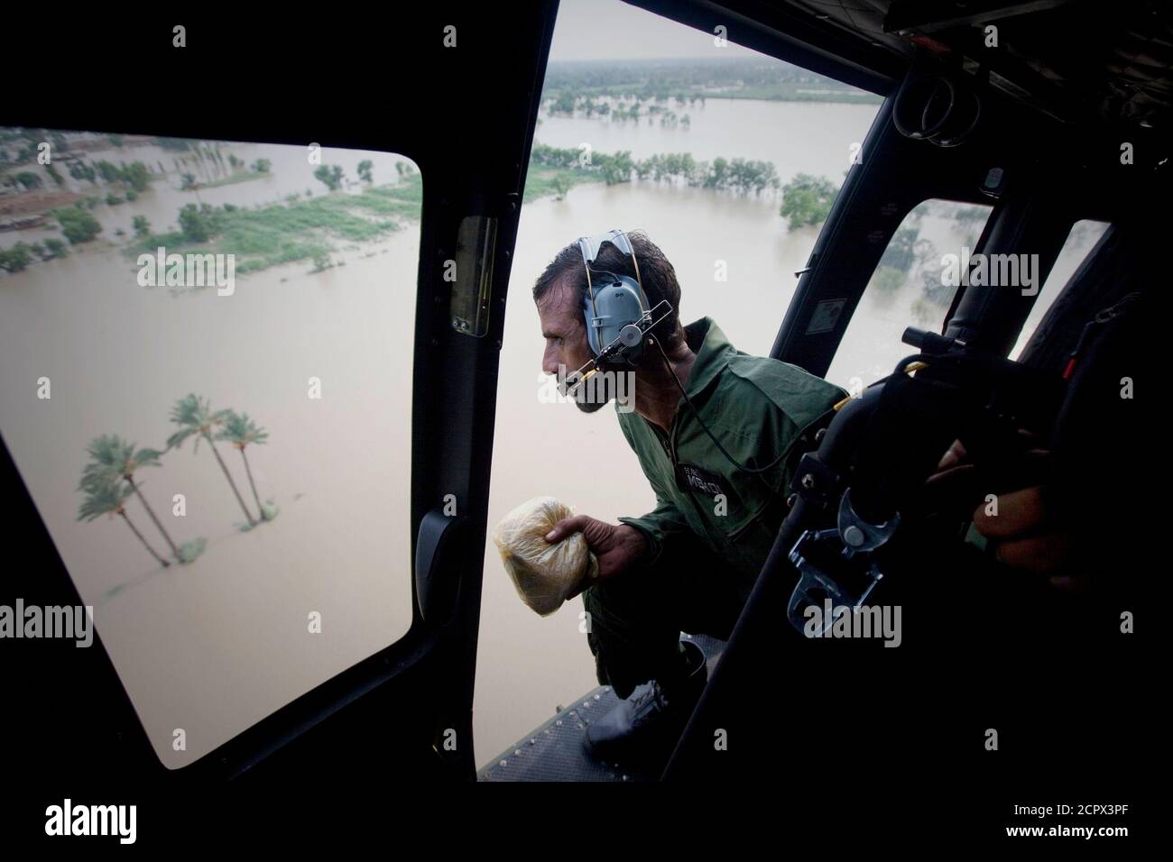 Soldier rescuing people from a flood hi-res stock photography and ...