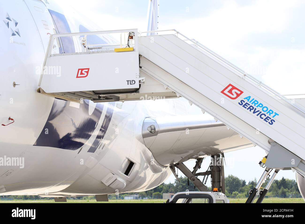 Boeing 787-8 Dreamliner passenger boarding stairs vehicle Stock Photo ...