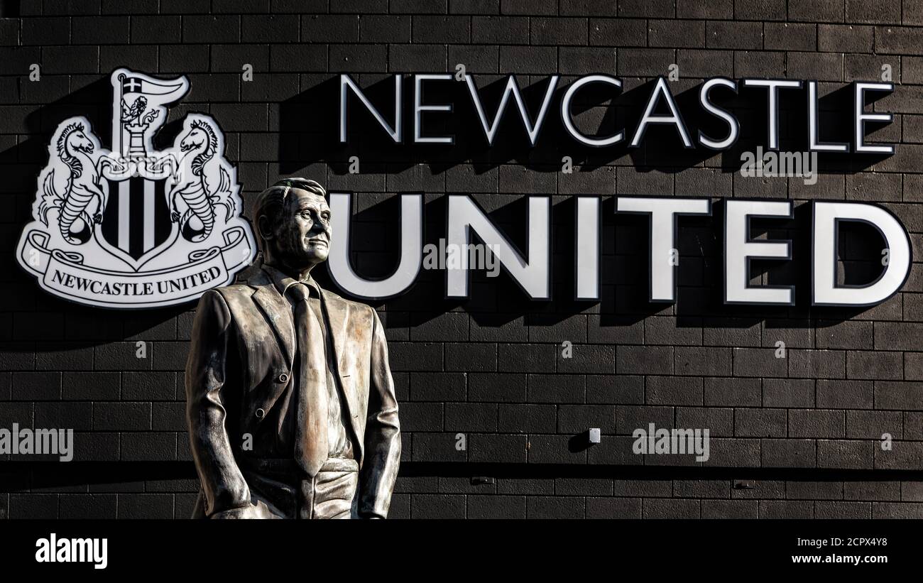 Sir Bobby Robson Statue at St. James' Park Stock Photo - Alamy