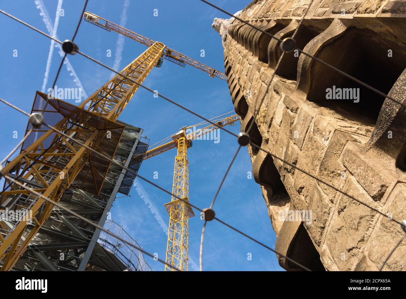 Barcelona, Sagrada Familia basilica, construction site from below Stock ...