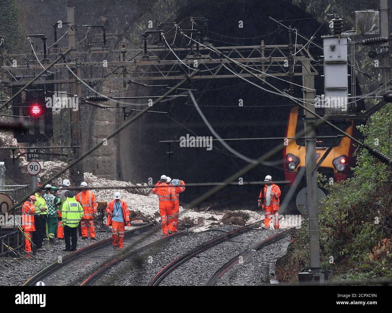 Rail workers scene train accident hi-res stock photography and images ...
