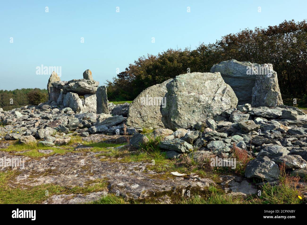 Neolithic megalithic burial chamber hi-res stock photography and images ...