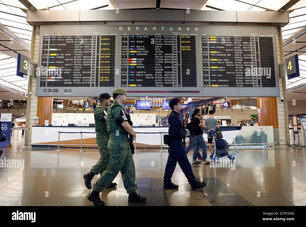 Singapore soldiers hi-res stock photography and images - Alamy