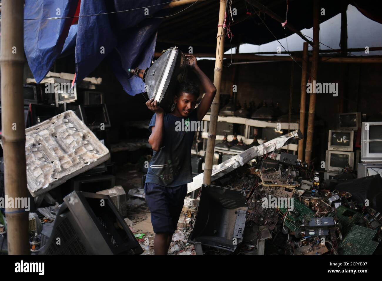 Carrying old tv hi-res stock photography and images - Alamy