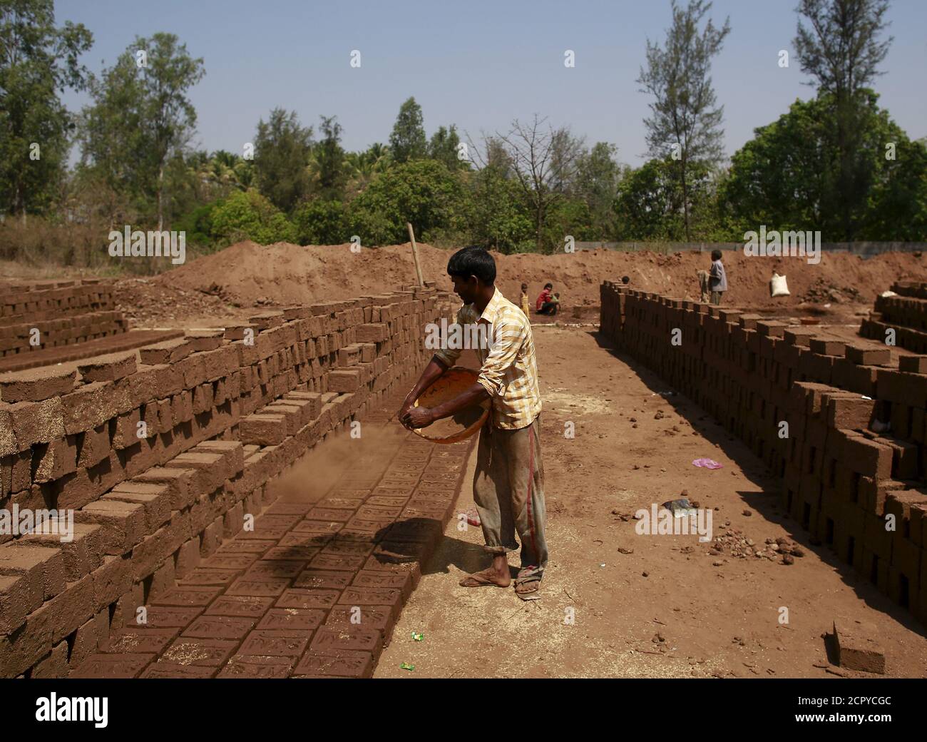 Bricks kiln labour hi-res stock photography and images - Alamy